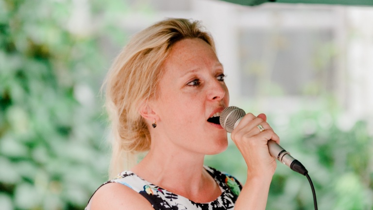 Zangeres Dieke van Hoften(klassiek, pop) Boeken? Direct op ShowBird.com!