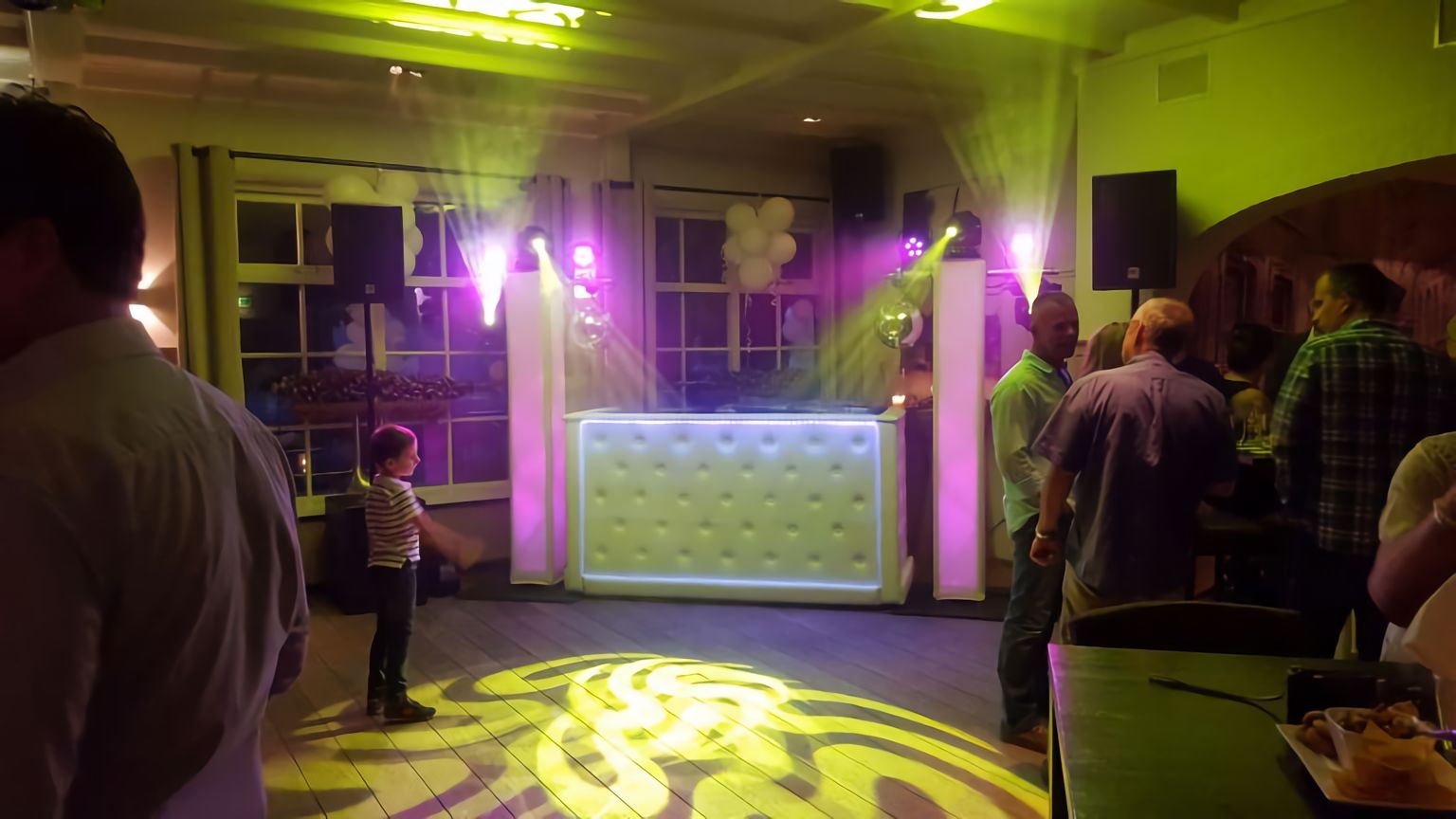 Book DJ Show (Chesterfield style) Exclusive? Directly on ShowBird.com!