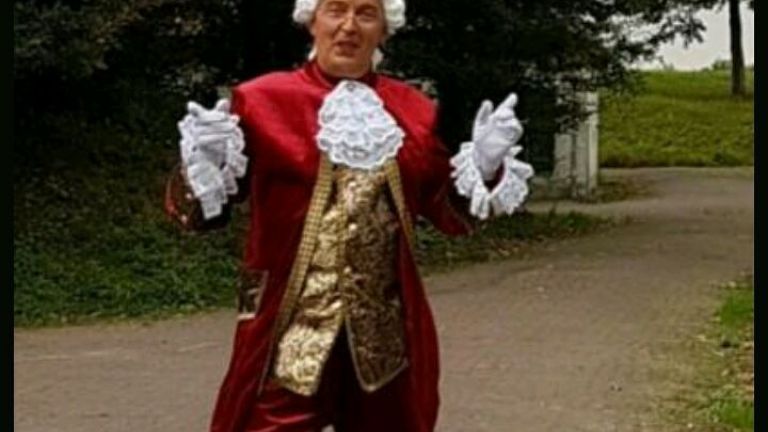 Lakei huren op uw gelegenheid? Boeken? Direct op ShowBird.com!