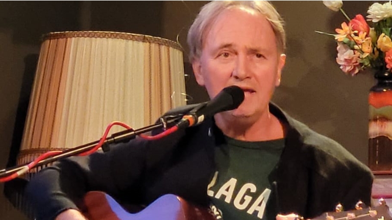 Book Troubadour: Singer&guitarist (acoustic)? Directly on ShowBird.com!